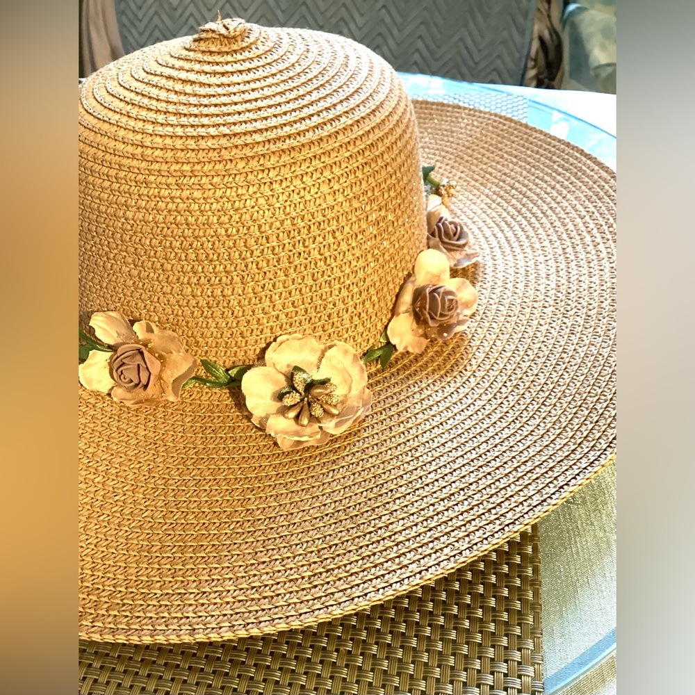 Beautiful Tan Sun Hat With Shiny Flowers And Shiny Ri… - Gem
